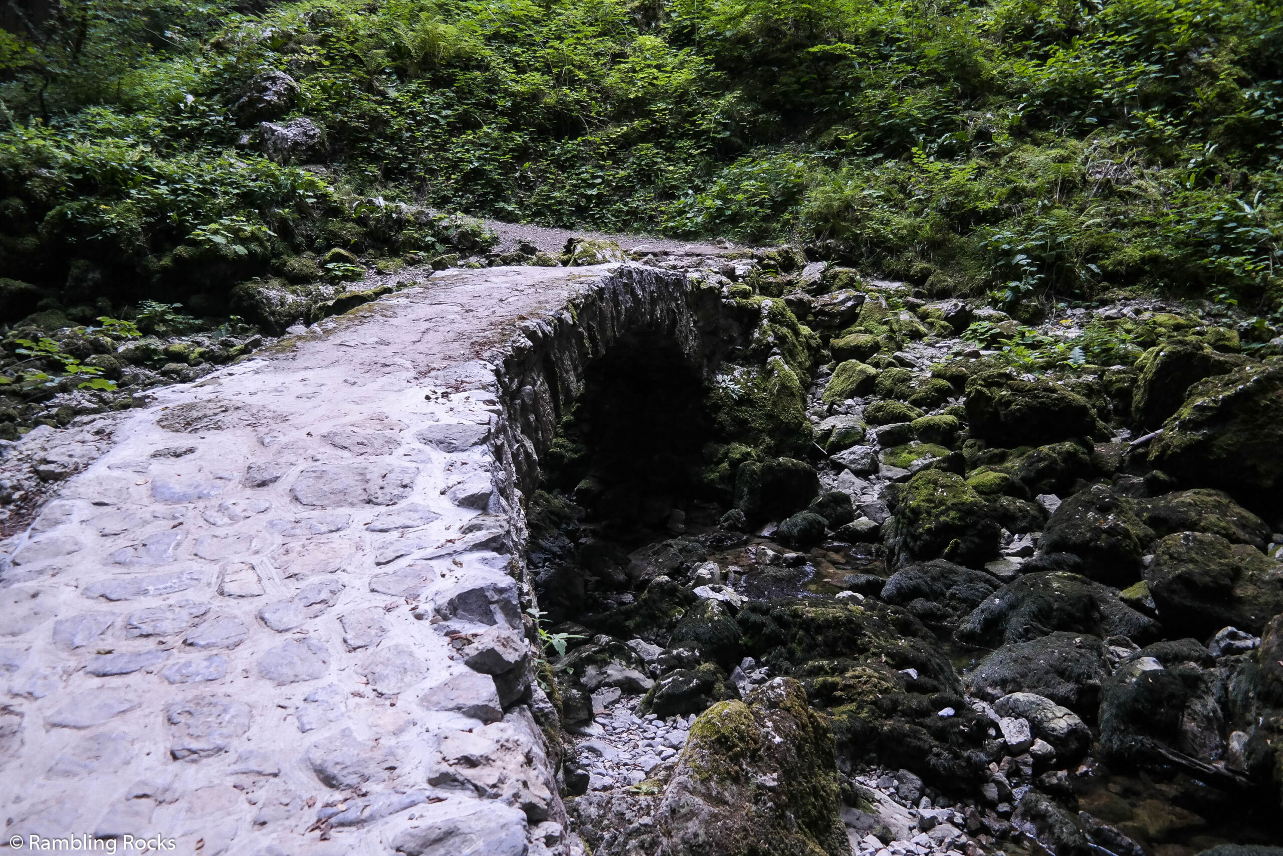 Wanderung zu den Karsthöhlen bei Rakek - Rambling Rocks
